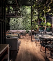 2 restaurantes: servem pequenos-almoços, almoços e jantares