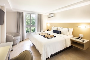 Suíte, 1 cama King, para não fumantes, micro-ondas (Living Room;with Sofabed) | Roupas de cama premium, edredons de pluma, camas Select Comfort