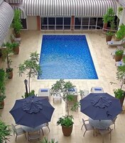 Piscina externa, funciona das 8h às 20h, guarda-sóis, espreguiçadeiras