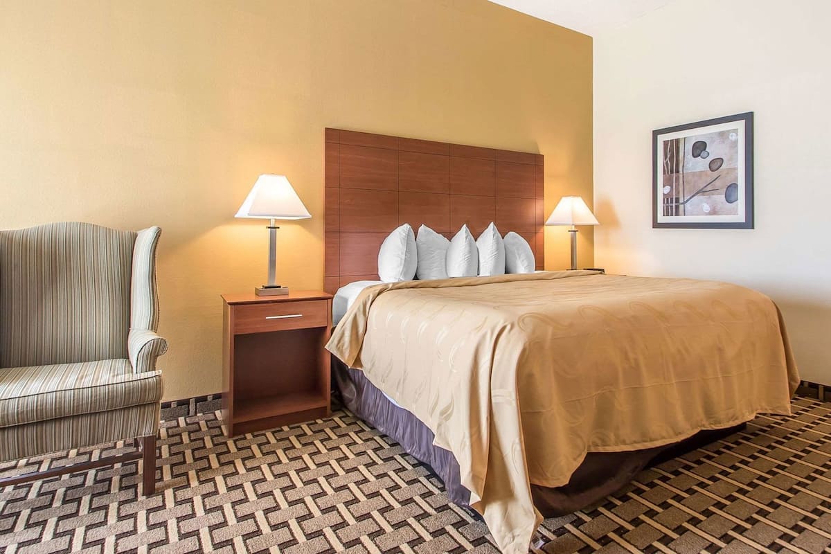 Escrivaninha, ferros/tábuas de passar roupa, berços (sobretaxa)