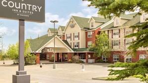 Edifício do Country Inn & Suites by Radisson com entrada coberta e vários andares.