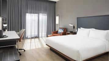 Quarto, 1 cama king-size, não fumadores | Com decoração personalizada, com mobília individualizada, secretária