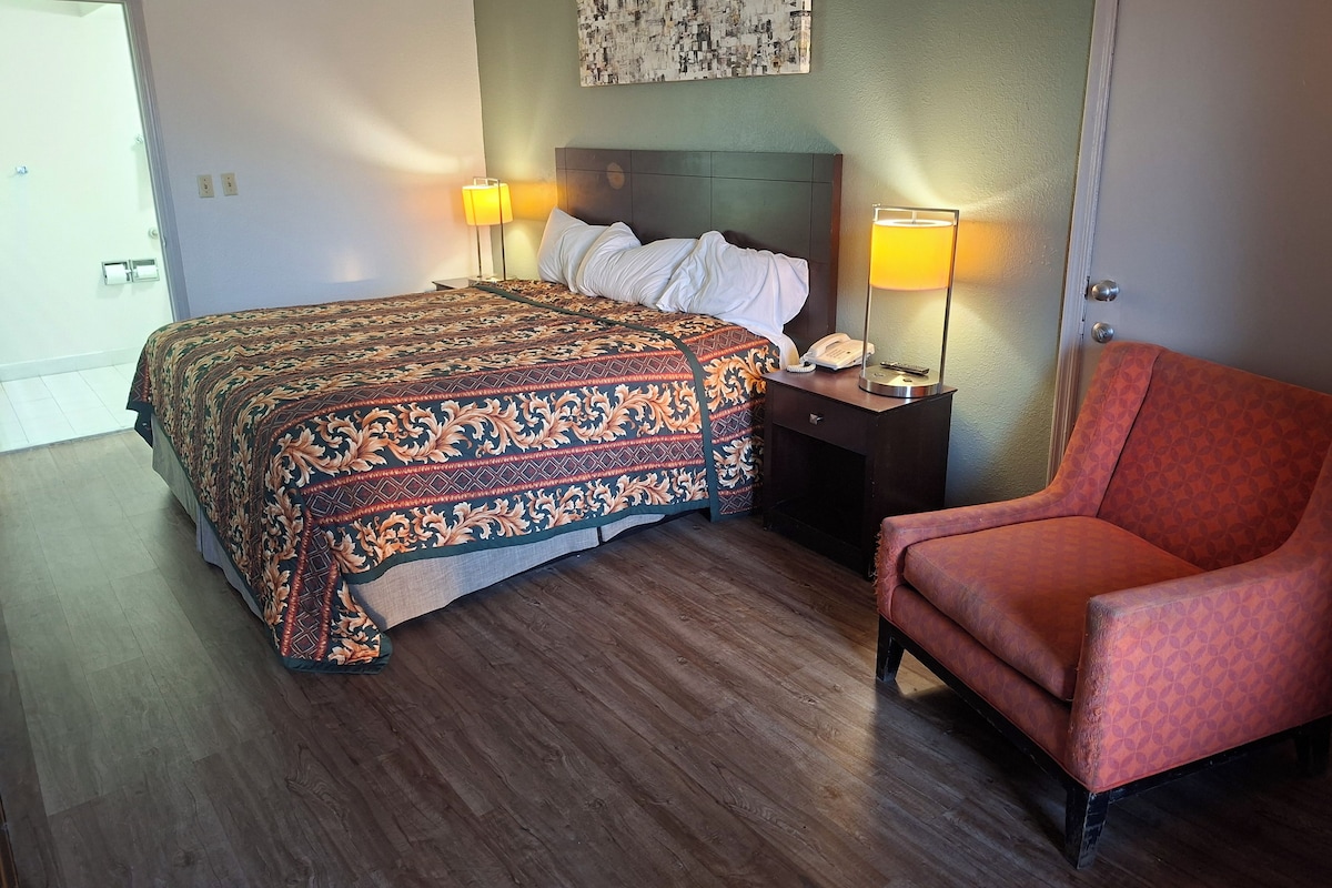 Quarto, 1 cama queen-size | Secretária, ferro/tábua de engomar, Wi-fi grátis 