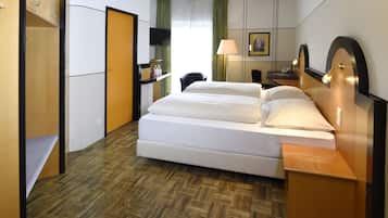 Quarto casal standard, 1 cama de casal | 1 quarto, frigobar, cofres nos quartos, escrivaninha
