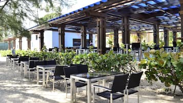 2 restaurantes, pequenos-almoços servidos