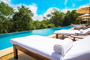 Piscina externa, funciona das 8h às 20h, guarda-sóis, espreguiçadeiras