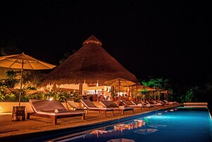 Piscina externa, funciona das 8h às 20h, guarda-sóis, espreguiçadeiras