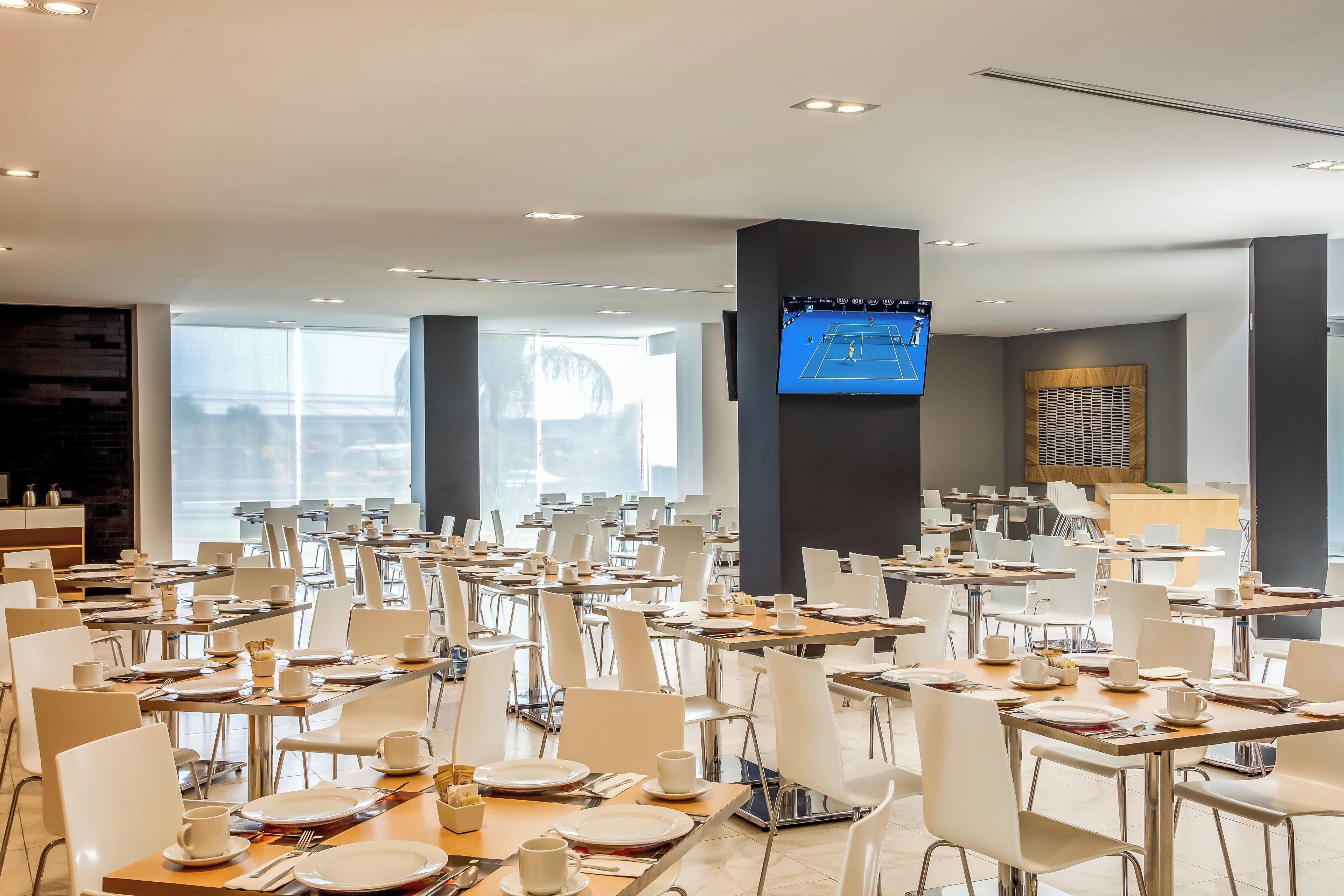 Café da manhã, almoço e jantar; culinária internacional 