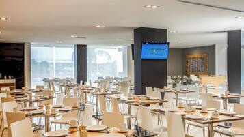 Café da manhã, almoço e jantar; culinária internacional