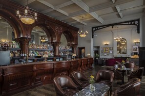 2 bares/lounges, este bar com transmissão de jogos em direto 