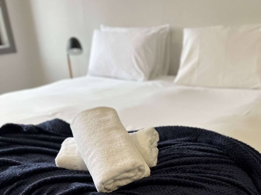 Quarto, várias camas, não fumadores | Secretária, ferro/tábua de engomar, Wi-fi grátis