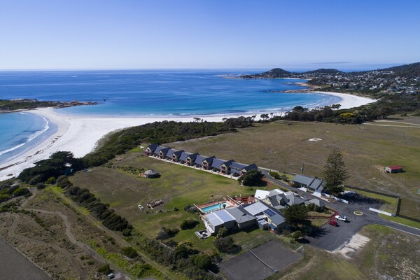 Diamond Island Resort & Penguin Viewing - Tasmania
