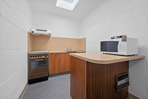 Quarto standard, várias camas, para não fumantes | Cozinha privada | Geladeira, chaleira elétrica, torradeira, produtos de limpeza