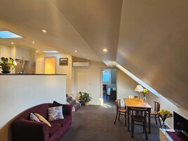 Apartamento | Sala de estar | Televisor LCD de 48 de cm com canais digitais, televisor, leitor de DVD 