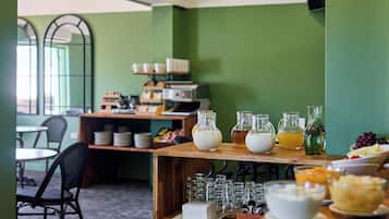 Cozinha local, com vista para o jardim