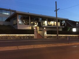 Fachada da propriedade à noite