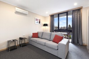 Apartamento | Área de estar | TV de tela plana 30 polegadas com canais digitais, TV