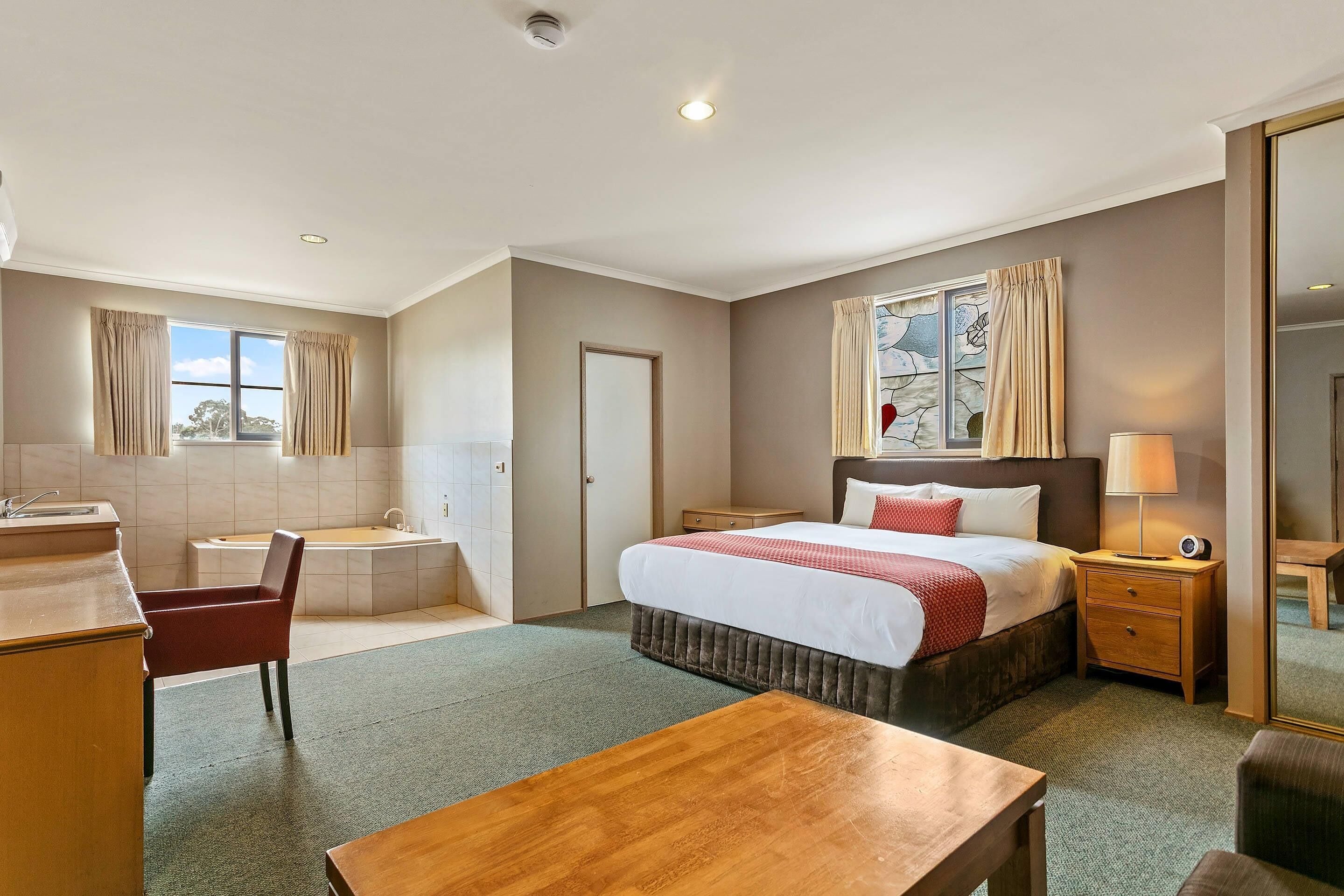 Superior King, private bath | Minibar, cofre no quarto, secretária, quartos insonorizados 