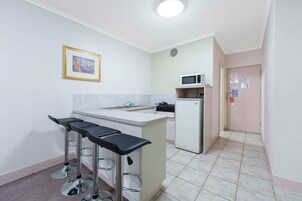 Cofres nos quartos, escrivaninha, ferros/tábuas de passar roupa