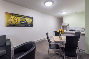Apartamento Standard, 2 quartos | Cozinha privada | Um frigorífico, uma cafeteira/bule, uma chaleira elétrica