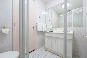 Apartamento Superior | Casa de banho | Um secador de cabelo (mediante pedido), toalhas fornecidas 