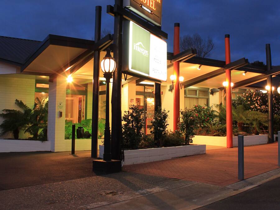 Fachada da propriedade à noite