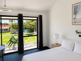 Quarto solteiro standard, 1 cama Queen, vista para a piscina | Roupas de cama premium