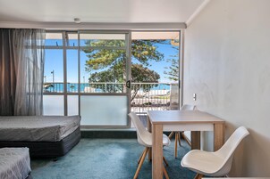 Quarto Twin, vista para o mar | Cofre no quarto, ferro/tábua de engomar, Wi-fi grátis 