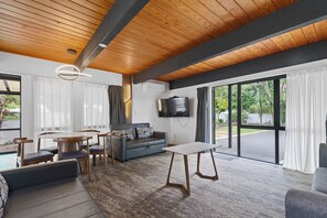 Apartamento premium | Ferros/tábuas de passar roupa, Wi-Fi de cortesia, roupa de cama