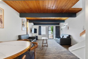 Apartamento executivo, 2 quartos (with Spa Pool) | Ferros/tábuas de passar roupa, Wi-Fi de cortesia, roupa de cama