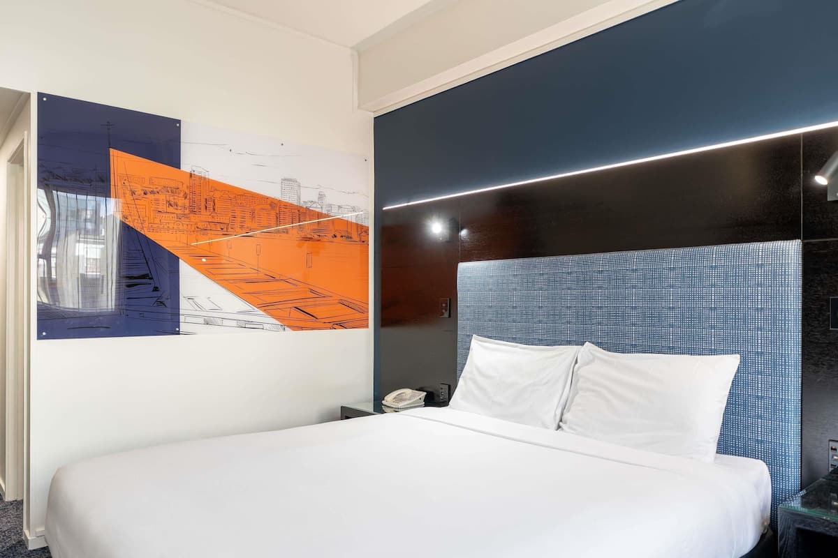 Quarto Executivo, 1 cama queen-size | Secretária, secretária adequada para computadores portáteis