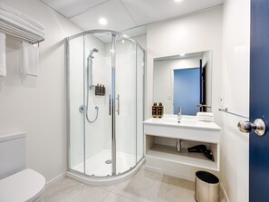 Quarto Executivo, 2 camas de casal | Casa de banho | Um polibã, artigos de higiene pessoal grátis, um secador de cabelo 