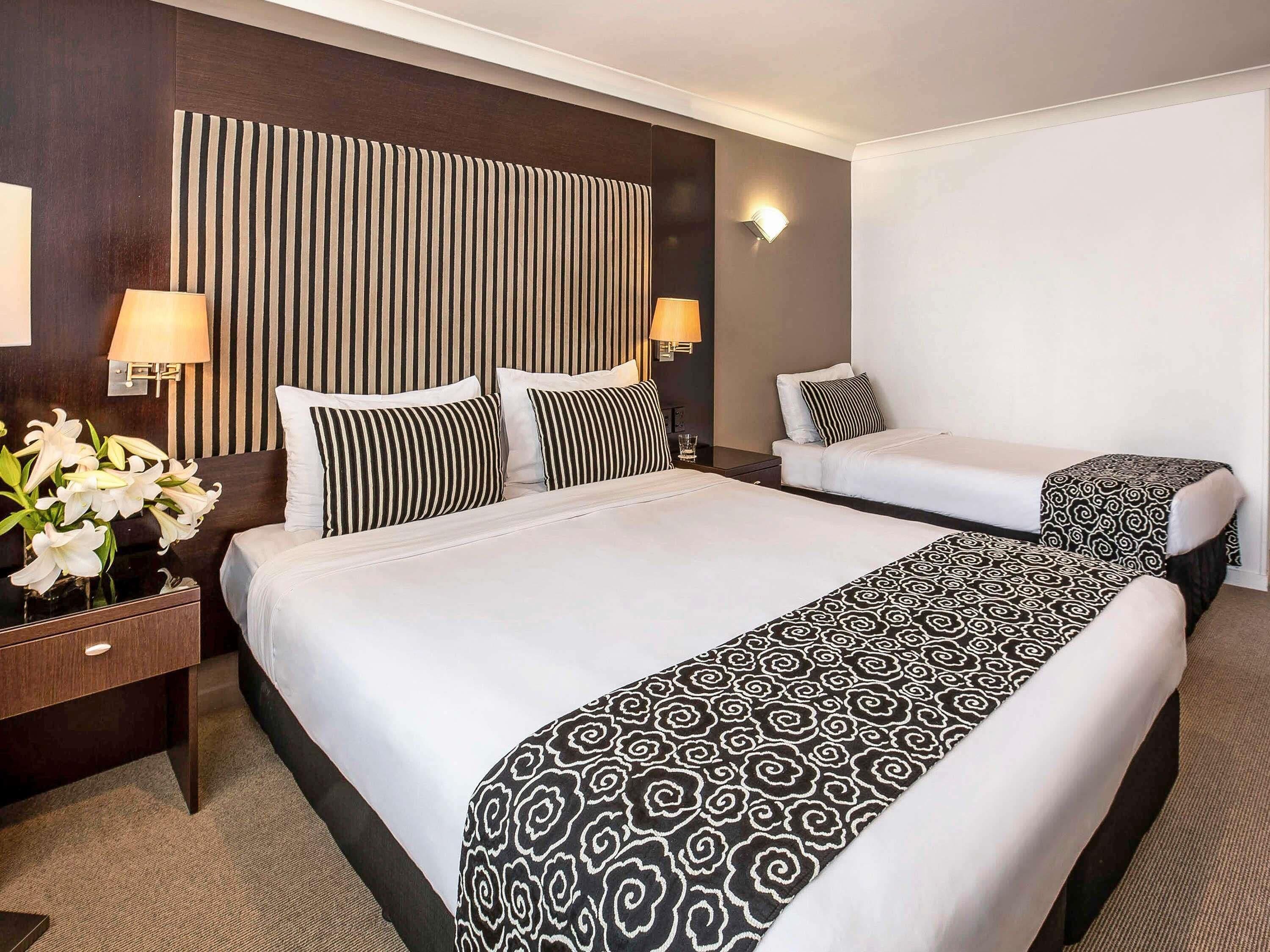Quarto Superior, 2 camas de casal | Secretária, secretária adequada para computadores portáteis 