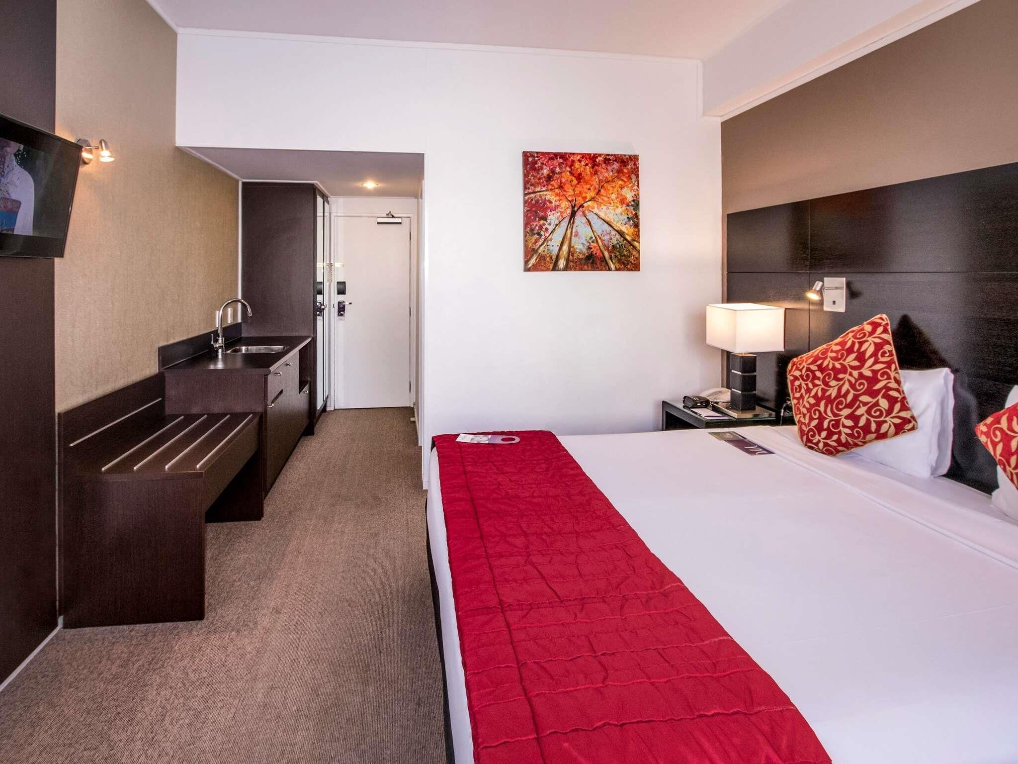 Quarto Standard, 1 cama king-size | Secretária, secretária adequada para computadores portáteis 