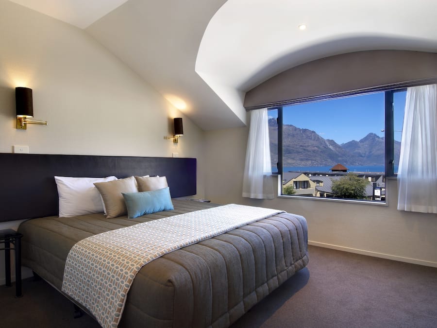 Camas Select Comfort, escrivaninha, cortinas blackout