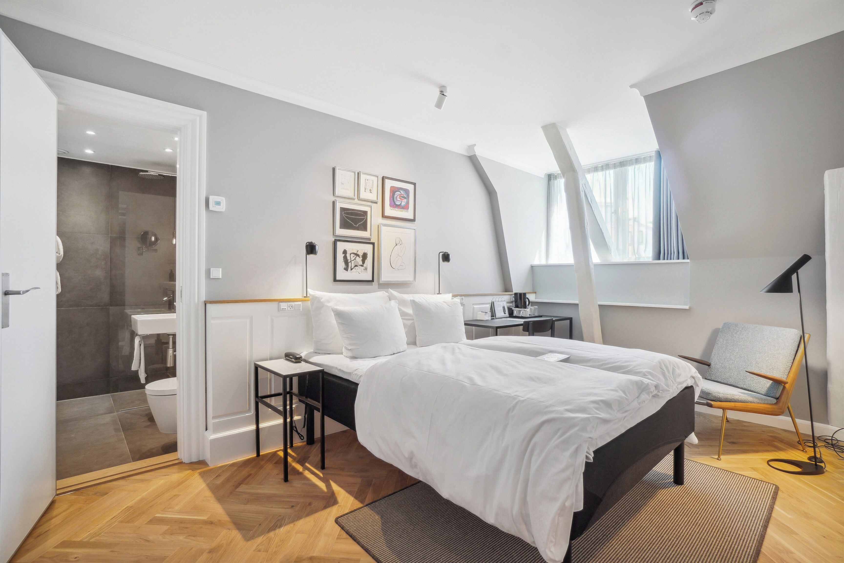 Economy Room (1 Semidouble Bed 140x200cm) | Roupa de alta qualidade, edredões de penas, minibar 