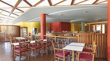 Café da manhã com buffet todos os dias (EUR 7.90 por pessoa)