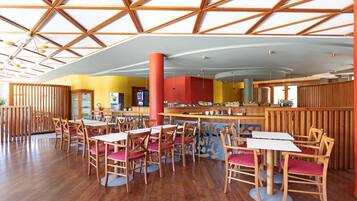 Pequeno-almoço tipo buffet diário (7.90 EUR por pessoa)