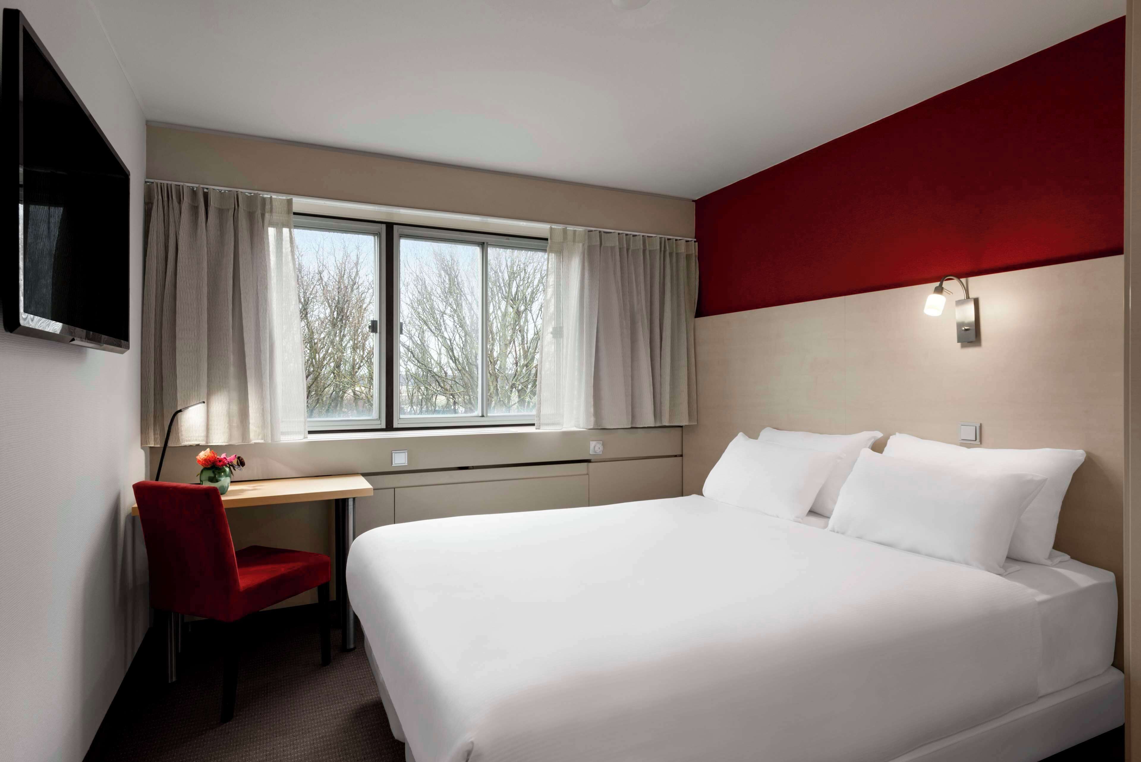 Quarto standard (Small) | Cofres nos quartos, escrivaninha, roupa de cama