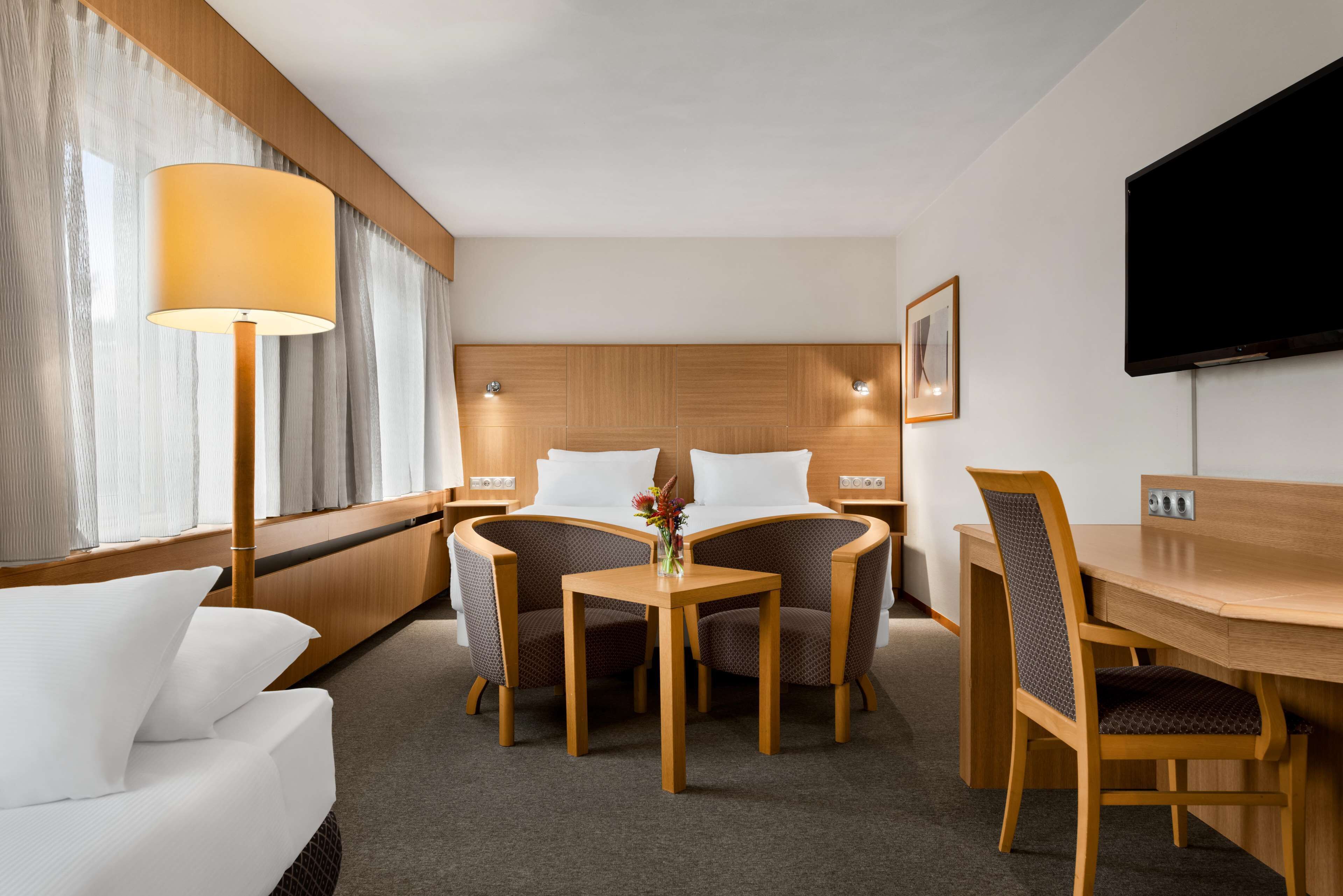 Quarto triplo standard | Cofres nos quartos, escrivaninha, roupa de cama