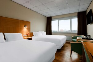 Cofres nos quartos, escrivaninha, roupa de cama