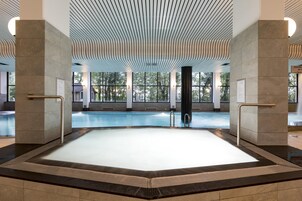 Piscina interna, funciona das 7h às 21h, espreguiçadeiras