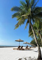 Na praia, toldos de praia gratuitos, espreguiçadeiras, toalhas de praia 