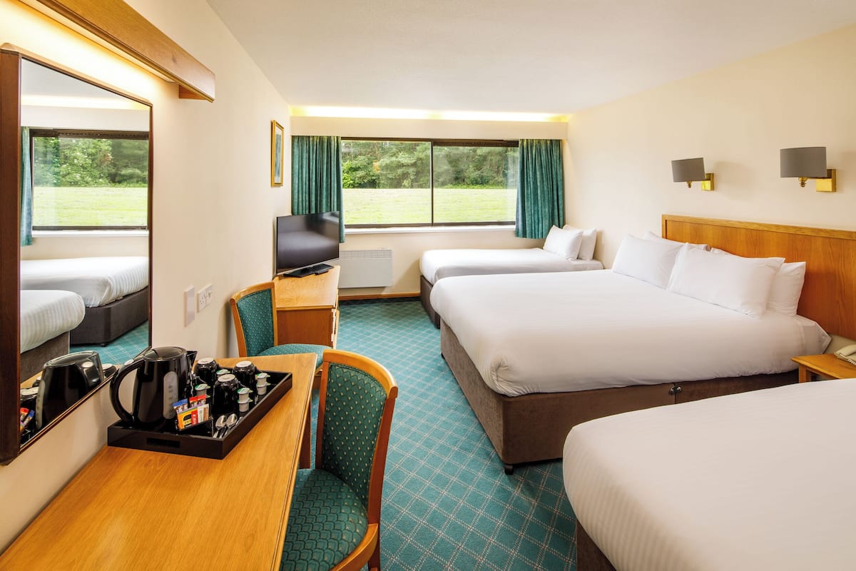 Quarto família (Classic) | Escrivaninha, quartos à prova de som, berços grátis, Wi-Fi de cortesia