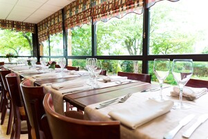 Almoços e jantares servidos, incluindo cozinha francesa 