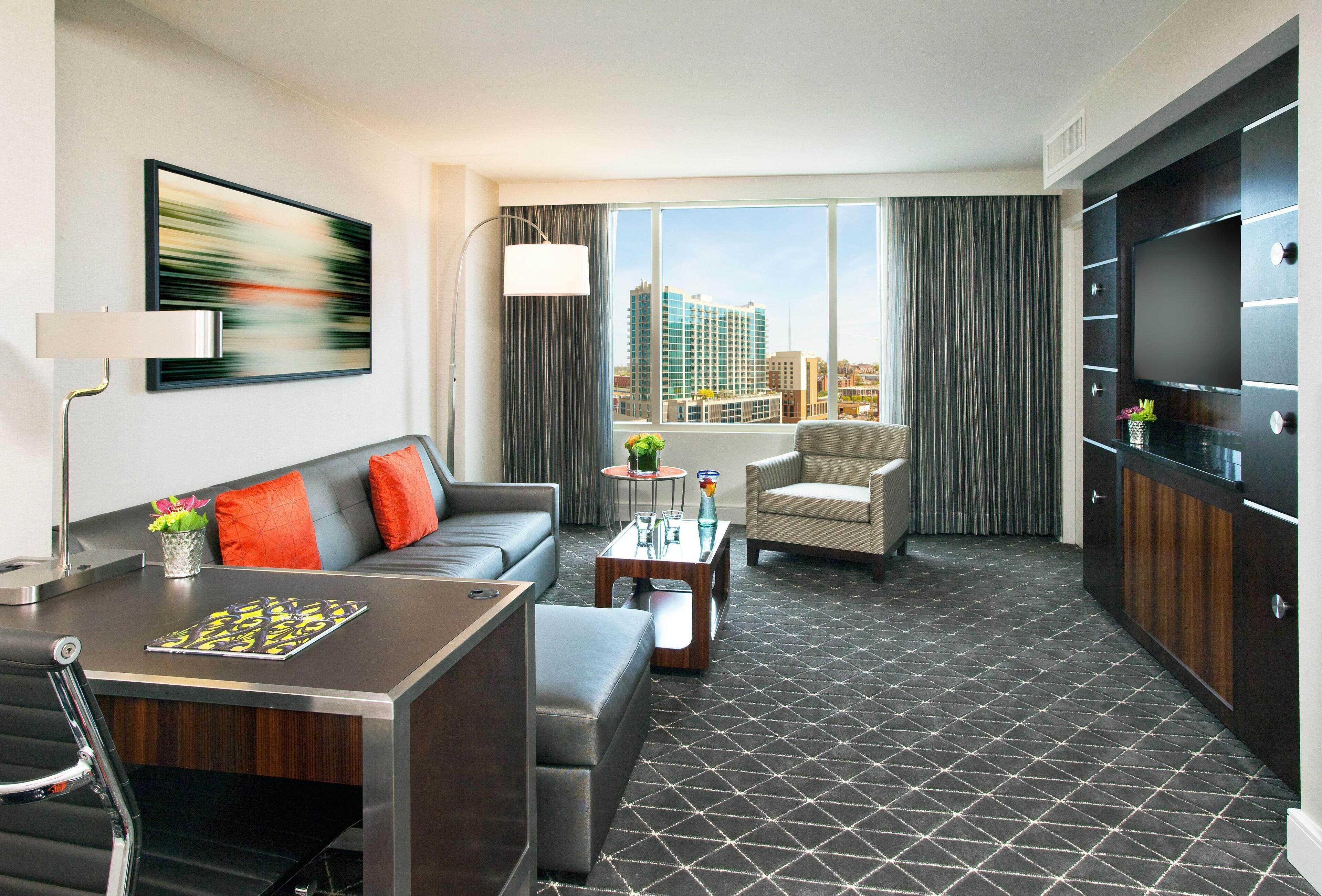 Suíte executiva, 1 cama King, acesso ao Club Lounge, vista para o parque | 1 quarto, roupas de cama premium, cofres nos quartos, escrivaninha