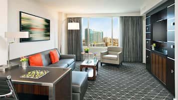 Suíte executiva, 1 cama King, acesso ao Club Lounge, vista para o parque | 1 quarto, roupas de cama premium, cofres nos quartos, escrivaninha
