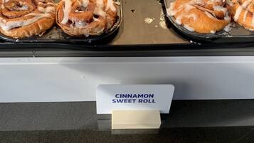 Café da manhã com buffet grátis todos os dias
