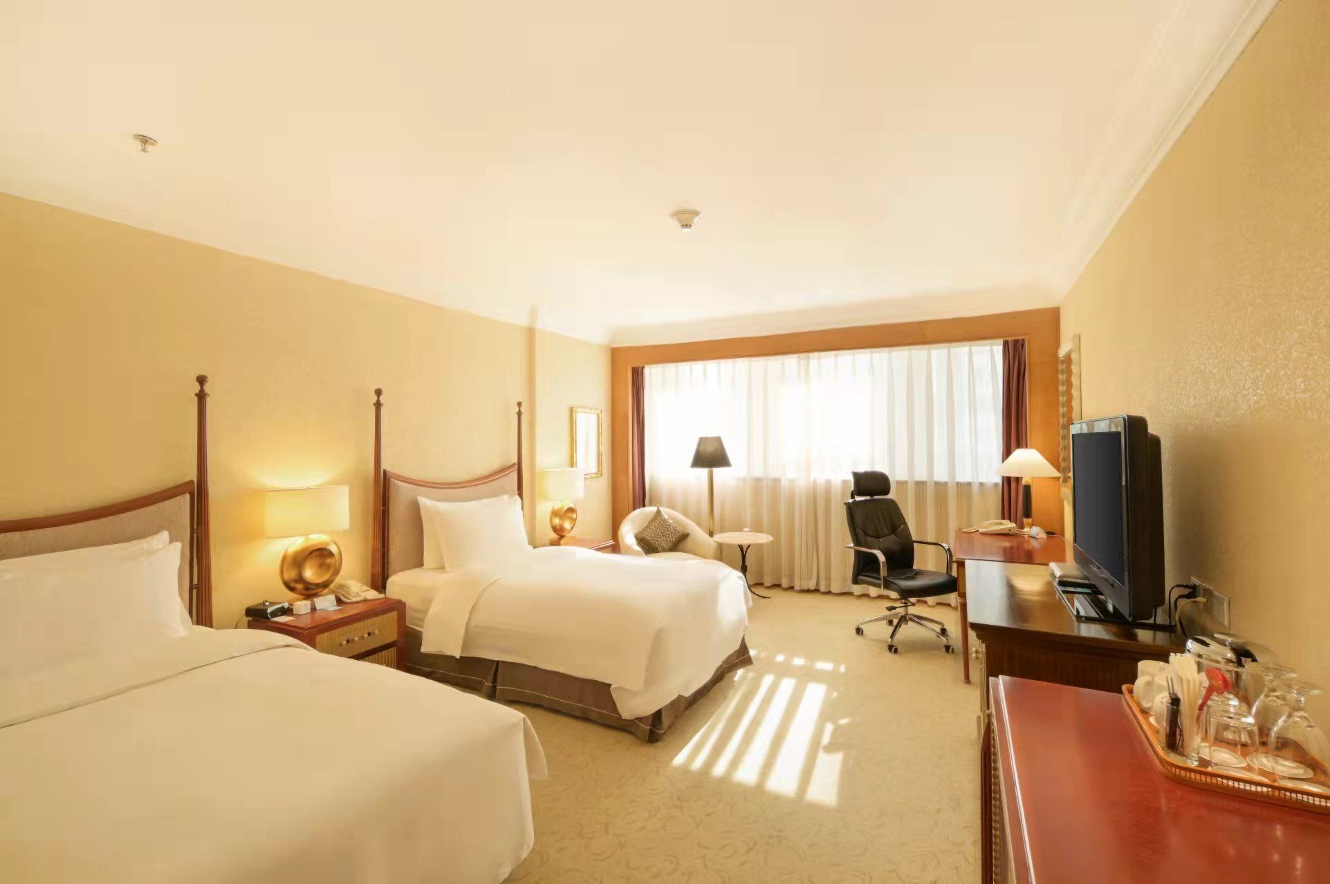 Edredons de pluma, camas Select Comfort, frigobar, cofres nos quartos