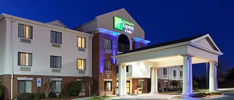 Fachada da propriedade à noite